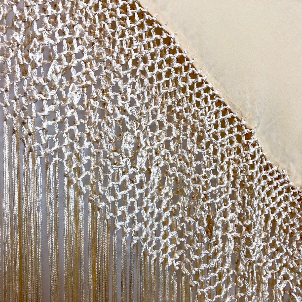 Mantón de manila beige y flores – FlamencoPasión